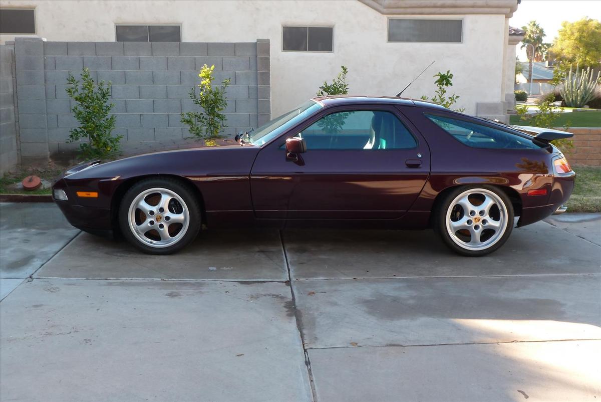 Cyclamen Red Metallic | Porsche Colors