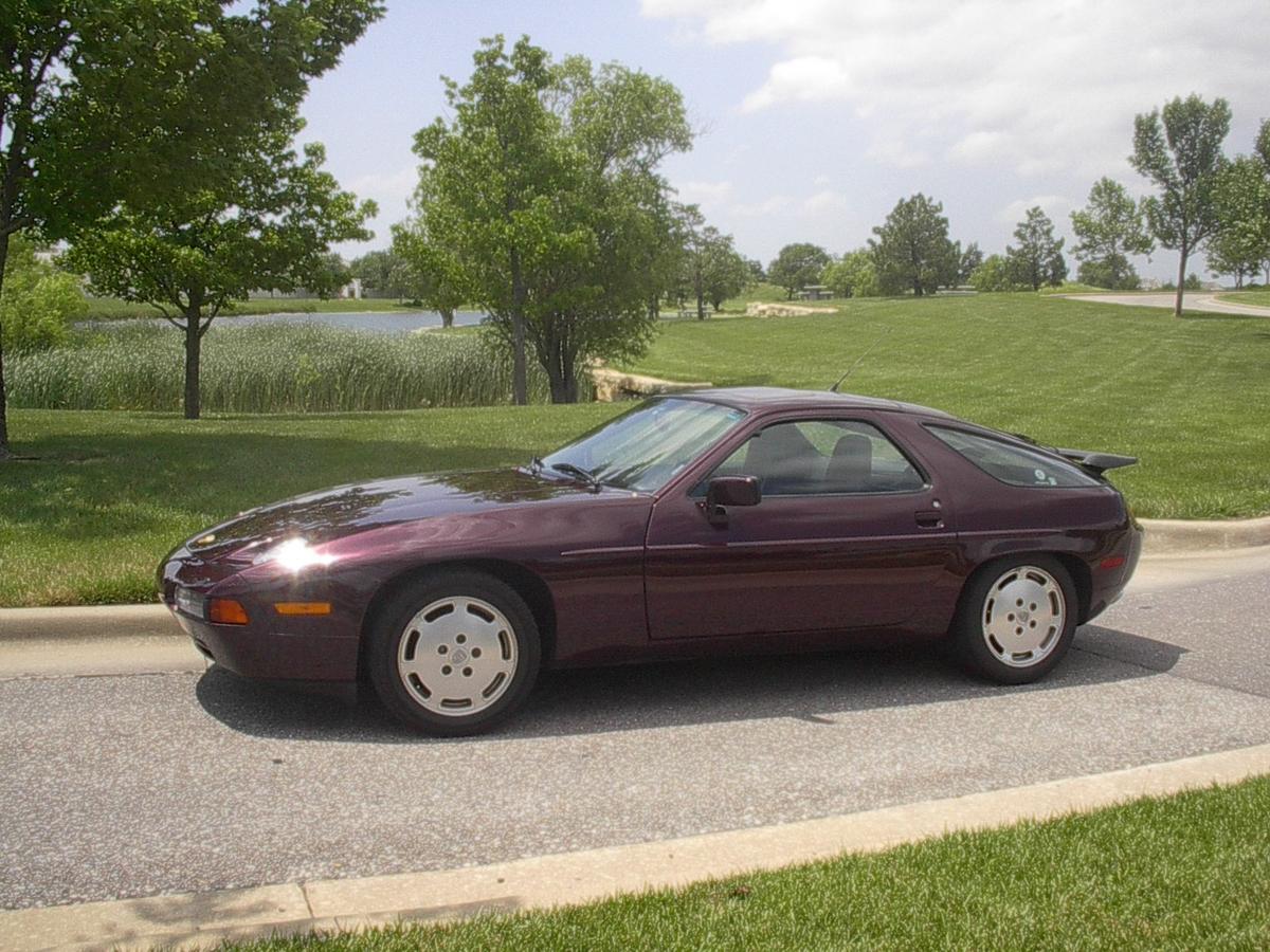 Cyclamen Red Metallic | Porsche Colors